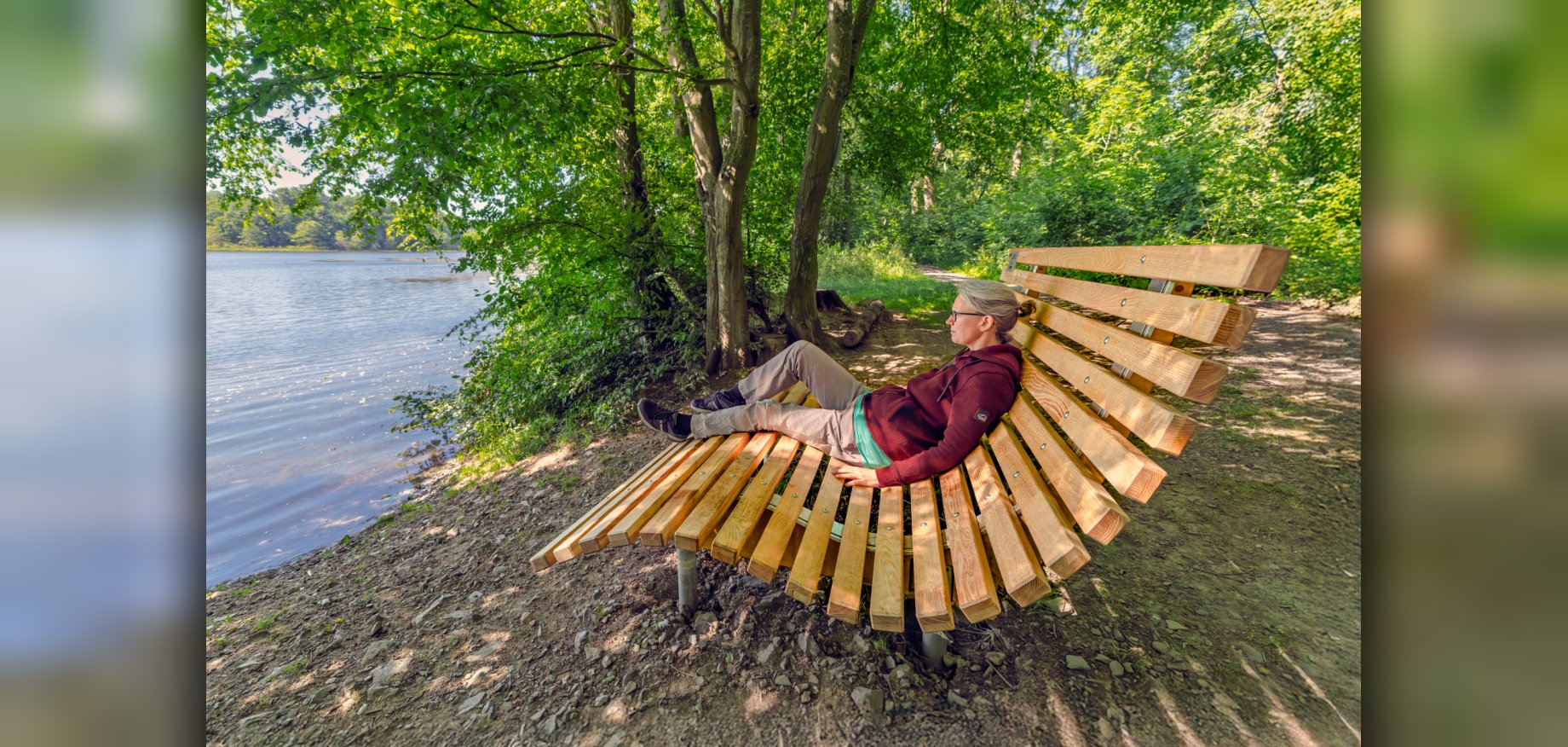 NABU schenkt der Seenplatte Sitzkomfort mit neuen Waldsofas | VG Hachenburg